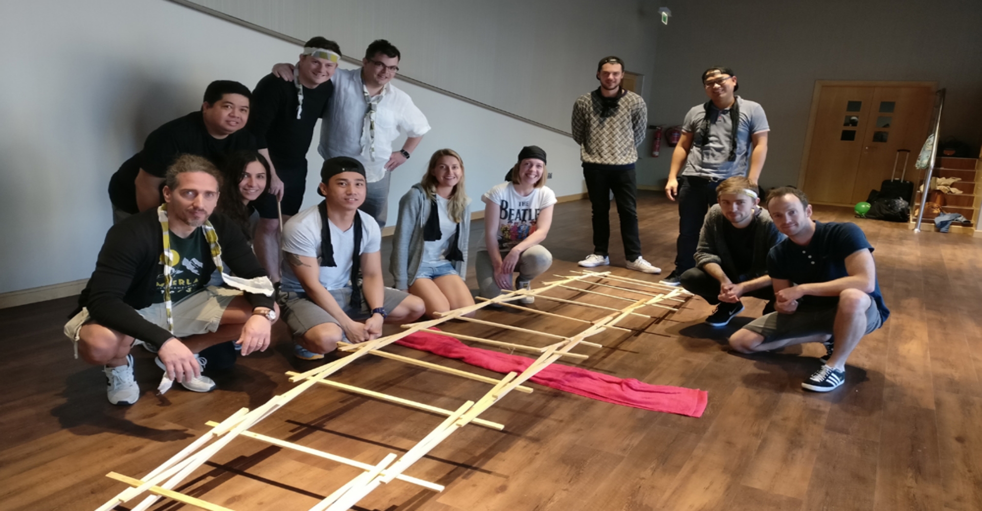 CREATING EXPERIENCES Home Team building Pentru Echipa Ta CREATING EXPERIENCES Home Team building Pentru Echipa Ta